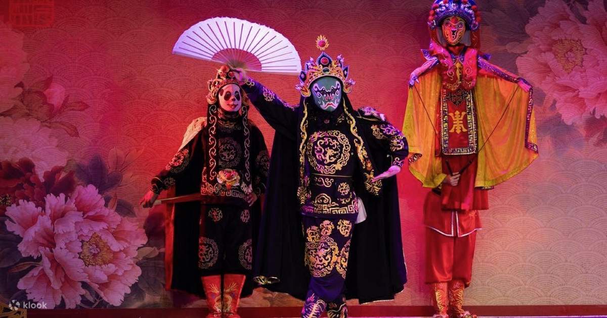 Chengdu Tianfu Square "Gaiwaner Liyuan" face-changing fire-breathing intangible cultural ...